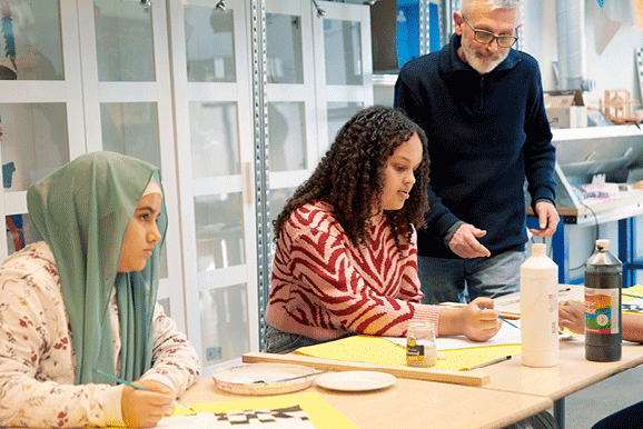 Accent-pro-Hoogvliet-1-2-meisjes-docent - Accent Praktijkonderwijs
